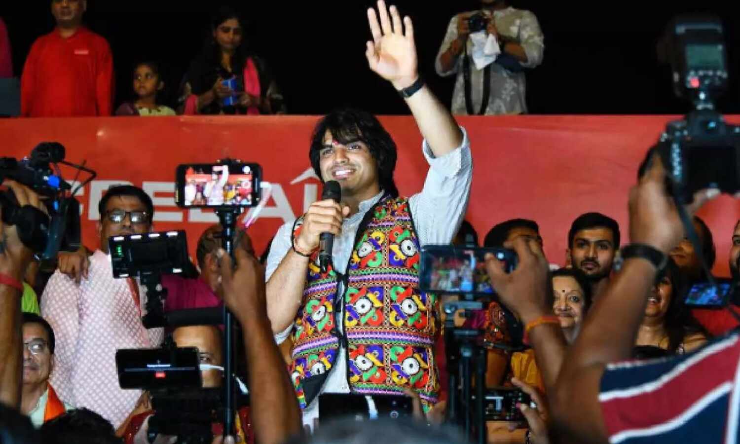 WATCH: "Garam Garam shiro, Neeraj bhai hero", Neeraj Chopra plays garba ...